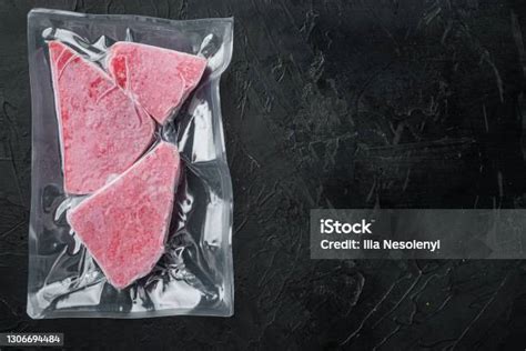 진공 플라스틱 패키지에 냉동 참치 생선 스테이크 검은 돌 배경에 상단 보기 평면 누워 카피 스페이스와 텍스트 공간을 가진 밀폐된에 대한 스톡 사진 및 기타 이미지 Istock