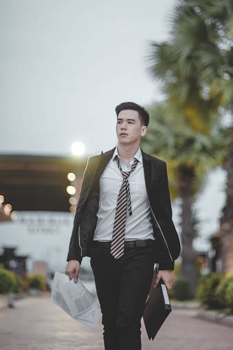 아시아 비즈니스 직원 슬픈 기분이 나 슬픔 바닥에 앉아와 일부 알코올을 마시는 그는 그의 직업을 잃고 낮은 고용 높은 실업 비율 비즈니스 사람들이 기분이 우울 하 고 걱정