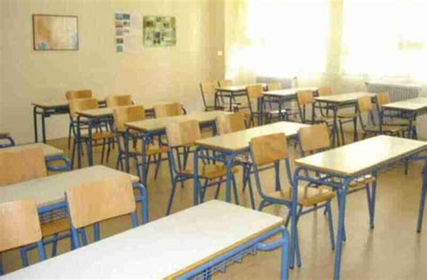 ბერძენი მოზარდი რომელიც სკოლიდან გარიცხეს დაბრუნდა და დირექტორი სცემა