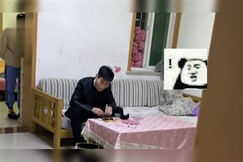 女子合租第1次见到男室友，偷瞄帅哥被发现对方眼神亮了：有戏