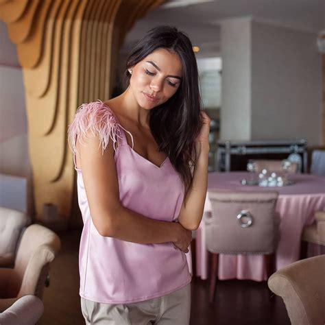 Шелковый топ является любимой базовой вещью всех девушек Он лестно подчеркивает фигуру и носить