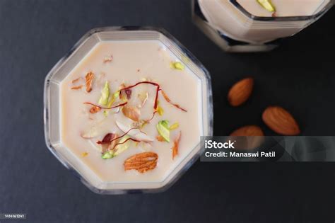 인도 홀리 축제 음식 또는 음료 Thandai 우유 마른 과일 설탕 및 향신료의 혼합물로 준비된 인도 차가운 음료입니다 아몬드