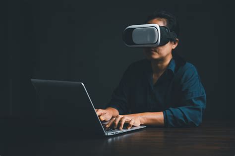 가상 현실의 안경을 쓴 여자 미래 기술 개념입니다 메타버스 기술 개념입니다 Vr 가상 현실 고글 미래 지향적 인 라이프 스타일 홈 오피스에서 가상 현실 헤드셋을 사용하는