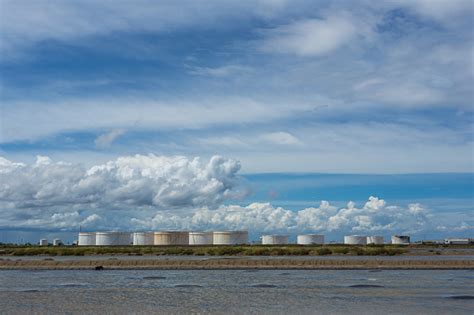오일 탱크 푸른 하늘 가솔린 석유 정유 공장에 대 한 큰 백색 산업 탱크 아래 행에 에너지 및 전력 0명에 대한 스톡 사진 및 기타 이미지 Istock