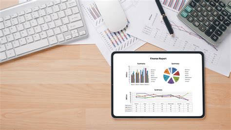 차트와 보고서 펜 계산기 노트북 마우스 및 키보드가 있는 태블릿이 사무실 책상 작업 공간에 있습니다 복사 공간이 있는 평면도 평면도 0명에 대한 스톡 사진 및 기타 이미지