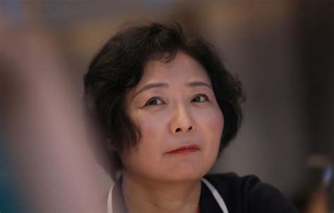 現年58歲龍湖吳亞軍退休 從記者變女首富 離婚贈前夫200億成熱話