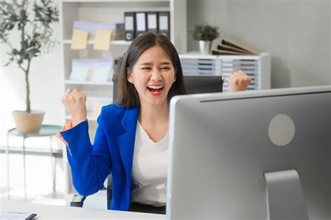 한 젊은 아시아 여성이 사무실의 책상에 앉아 노트북 서류 재무 차트로 시간을 관리합니다 그녀는 전략에서 Hr 및 법률에 이르기까지 다양한 분야의 컨설팅에 중점을 두었습니다