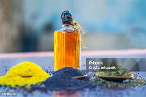 갈색 겨자 씨앗 겨자 씨앗 기름 및 갈색 나무 표면에 짓 눌린된 겨자 씨 그것의 기름 순환 및 면역을 촉진 도울 수 있다 갈색에 대한 스톡 사진 및 기타 이미지 Istock