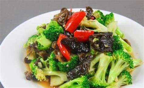 10分钟做西兰花拌木耳，简单一步，味道秒杀饭店大厨？ 新闻看看