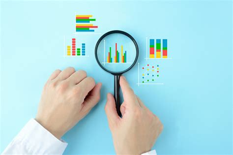 연한 파란색 배경에 돋보기와 다양한 비즈니스 그래프와 비즈니스 맨의 손 시장 조사에 대한 스톡 사진 및 기타 이미지 시장 조사 감시 회계 Istock