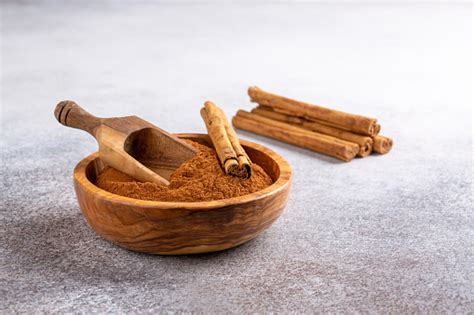 실론 계피와 카시아는 콘크리트 배경에 붙어 있습니다 공간을 복사합니다 가루로 빻은에 대한 스톡 사진 및 기타 이미지 가루로 빻은 가지 식물 부위 갈색 Istock