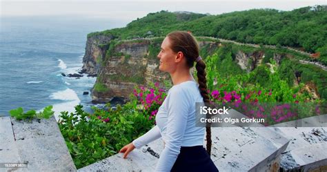 인도네시아 발리 섬에 있는 울루와투 사원 푸라 루후르 힌두교의 바다가 보이는 여성 관광 절벽 풍경 휴가 중 열대 지방의 소녀 관광에 대한 스톡 사진 및 기타 이미지 Istock
