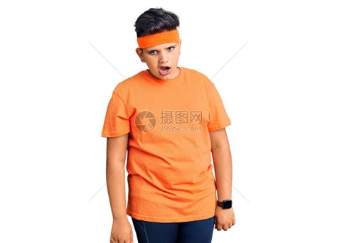 小男孩穿着运动服高清图片下载 正版图片504503250 摄图网