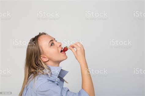 터키 이스탄불에서 스튜디오에 신선한 딸기 과일을 먹고 젊은 우크라이나어 여자 건강한 생활방식에 대한 스톡 사진 및 기타 이미지 건강한 생활방식 건강한 식생활 과일