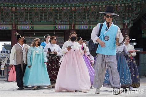 경복궁 관람하는 외국인 관광객들 쿠키포토