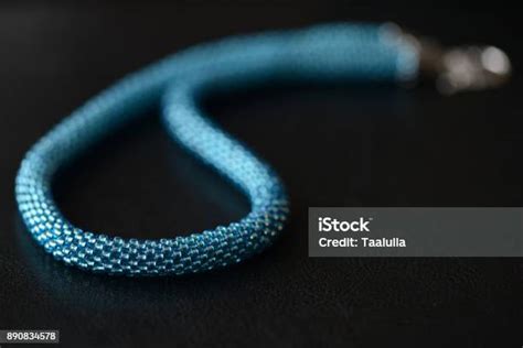 어두운 배경에 터키석 색깔의 구슬로 만드는 목걸이 닫습니다 0명에 대한 스톡 사진 및 기타 이미지 0명 검은색 공예 제품 Istock
