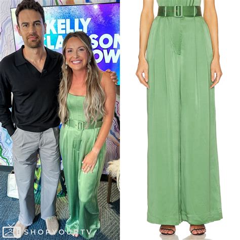 The Kelly Clarkson Show June 2024 Carly Pearces Green Satin Trousers
