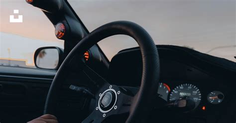 운전대를 잡고 차에 앉아 있는 사람 사진 Unsplash의 무료 기계 이미지