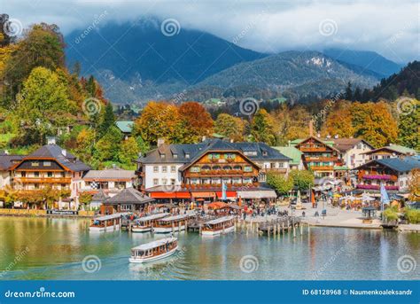 Sightseeing Boat Editorial Photo 18264383