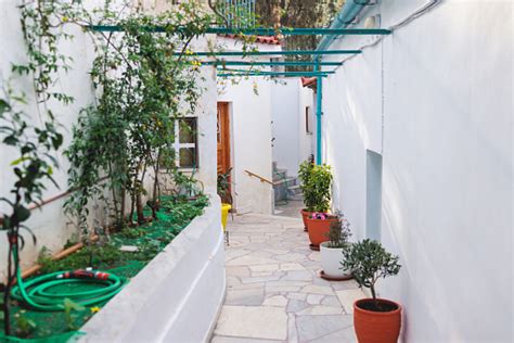 화창한 날에 전통적인 다채로운 그리스 가옥이 있는 그리스 아티카의 역사적인 플라카 동네에 있는 아나피오티카 마을 거리 전망 0명에 대한 스톡 사진 및 기타 이미지 Istock