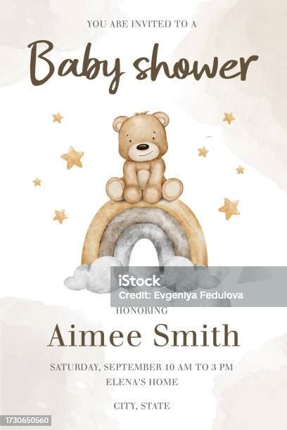 귀여운 베이비 샤워 초대장 무지개에 앉아 있는 테디베어가 있는 인사말 카드 새로 태어난 축하 신생아의 파티 초대장 템플릿입니다 수채화 손으로 그린 그림입니다 베이비샤워에