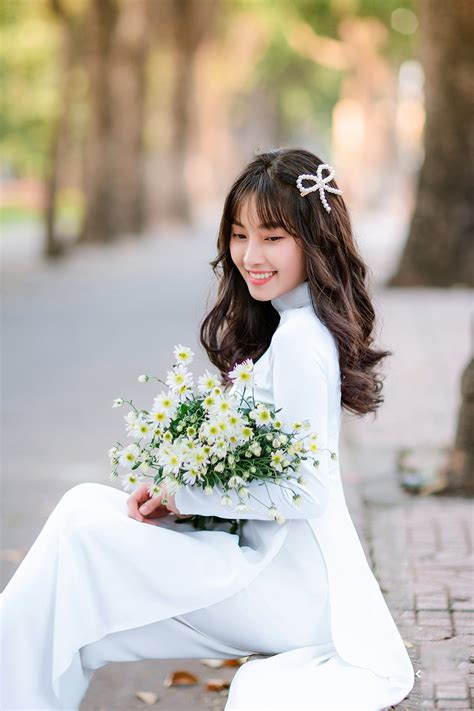 Ảnh Cô Gái Cầm Hoa Đẹp Nhẹ Nhàng Xinh Tươi Cực Chill