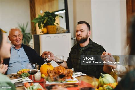 추수감사절 저녁 식사 전에 기도로 감사를 표하는 아름다운 가족 가정 생활에 대한 스톡 사진 및 기타 이미지 가정 생활 가족 감사 Istock