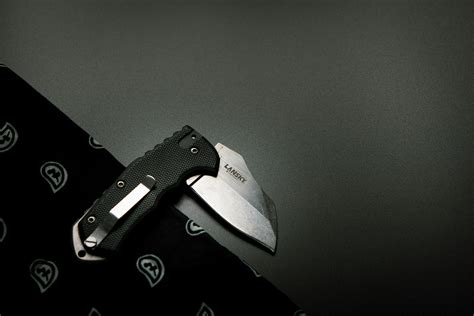 Edc 가벼운 강철 개인 물품 검은 색과 금색 검은색 배경 고 대비 그림자 금속 기능의 기어 날 날카로운 남성 액세서리 대조 도구 매끄러운