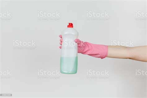 텍스트 흰색 배경에서 고립 된 장소 설거지 녹색 세탁 기술자 액체 핑크 장갑 보유 흰색 병에 여성 손의 닫습니다 청소 공급 개념입니다 광고에 대 한 공간을 복사 가사