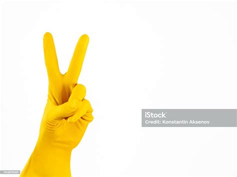 노란색 고무 장갑에 손을 흰색 바탕에 V를 보여줍니다 고립 된 승리 제스처 좋은 청소 서비스의 상징입니다 가사 집안일에 대한 스톡 사진 및 기타 이미지 Istock