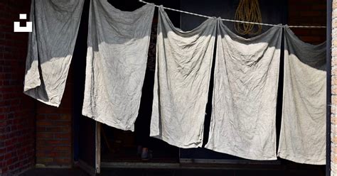 빨랫줄에 걸려 있는 옷 줄 사진 Unsplash의 무료 회색 이미지