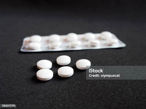 검은 배경에 약 알 약과 흰색 물집 팩 질병을 방지 하 고 치료 하는 데 사용 하는 현대 의학 약물 포장 진통제 항생제 비타민