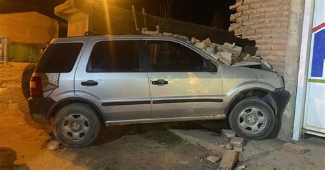 Desnudos Y Borrachos Una Pareja Chocó Contra La Pared De Una Casa