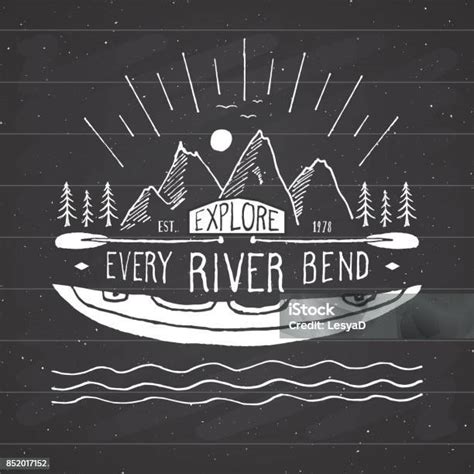 카약 및 카누 빈티지 라벨 손으로 그린된 스케치 그런 지 질감된 복고풍 배지 인쇄 술 디자인 T셔츠 인쇄 칠판 배경 그림을 벡터 T 셔츠에 대한 스톡 벡터 아트 및 기타