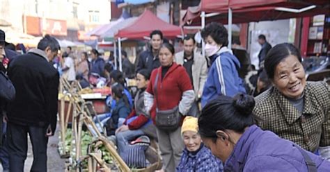 [이용남의 세계여행] 용강시장의 채소파는 여인들