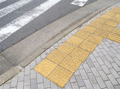 横断歩道の手前の点字ブロック。の写真素材 [230490576] イメージマート