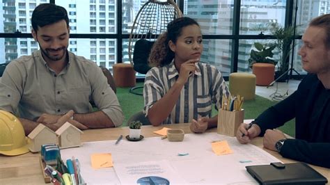 직장에서 사무실 책상에서 대화를 나누는 크리에이티브 비즈니스 피플 그룹 개성 개념에 대한 스톡 사진 및 기타 이미지 개성 개념 건축가 글로벌 비즈니스 Istock