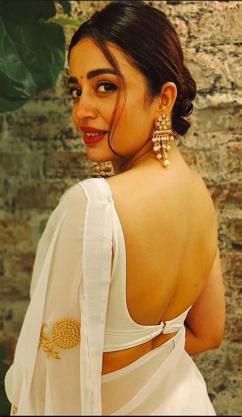 Neha Pendse Scrolller