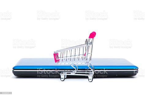 흰색 배경 전자 상거래 및 온라인 쇼핑 개념 노트북 노트북 카트 또는 슈퍼마켓 트롤리 쇼핑 고객에 대한 스톡 사진 및 기타