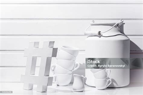 커피와 찻잔이 서로 위에 서 있고 우유 캔이 달린 크림 주전자와 흰색 테이블과 흰색 나무 배경에 숫자 기호가 있습니다 0명에 대한 스톡 사진 및 기타 이미지 Istock