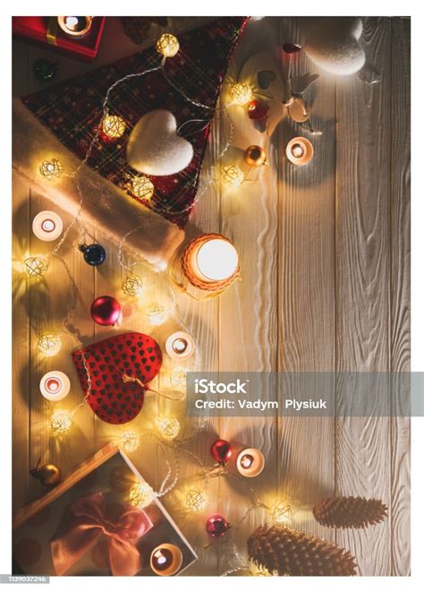 아름 다운 크리스마스 조명과 갈 랜드 장식 사이에 불타는 양 초 새 해 축제 배경입니다 겨울 방학의 선물 기프트 인사 엽서 12