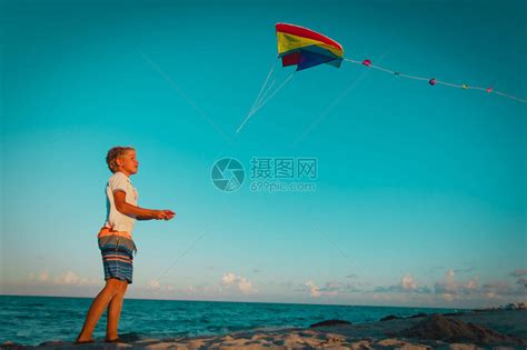 在日落时在热带沙滩度假上放风高清图片下载 正版图片504018303 摄图网