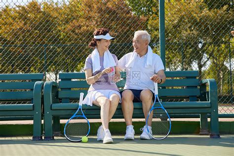 老年夫妇户外网球运动休息高清图片下载 正版图片 摄图网