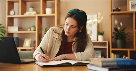 연구 대학 논문 및 온라인 포털을 위한 홈 오피스에서 소녀와 함께 학생 쓰기 및 노트북 대학 학교 및 프로젝트를 위한 사람과