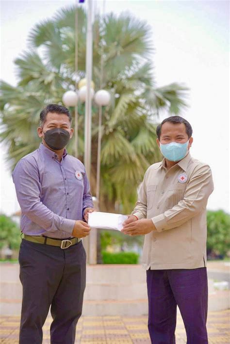 បន្តវប្បធម៌ចែករំលេក ឧកញ៉ា ស្រី ចាន់ថន ចូលរួមបរិច្ចាគថវិកាចំនួន ១ម៉ឺនដុល្លារ ជូនដល់សាខាកាកបាទ