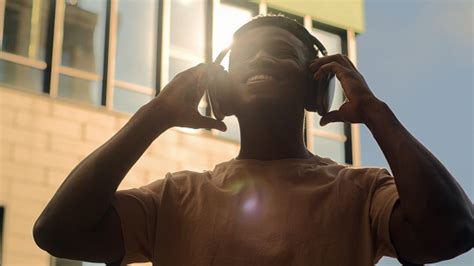 행복 미소 아프리카 계 미국인 남자 즐거운 미소 남자 남성 무선 헤드폰 이어폰 듣기 음악 소리 오디오 노래 야외에서 태양 햇빛