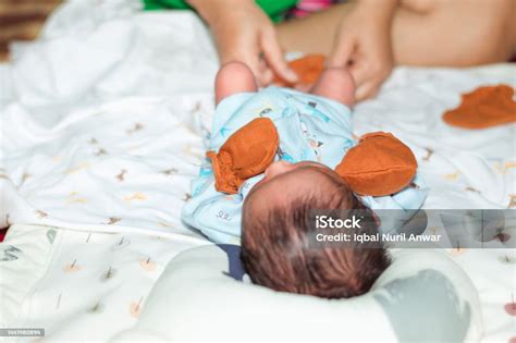 어머니는 신생아에게 Bedong을 사용하는 방법을 단계별로 보여줍니다 1개월에 대한 스톡 사진 및 기타 이미지 1개월 2명 가정 생활 Istock