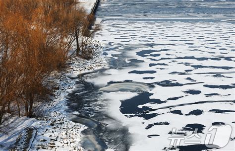 한강 얼음 위로 쌓인 눈 뉴스1