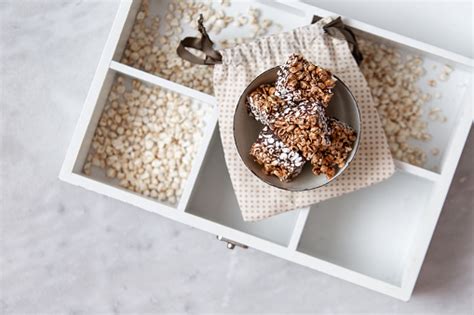 복사 공간이 있는 대리석 배경에 나무 빈티지 질감 상자에 초콜릿 메 밀 크리스피 빵 또는 퍼프 메 밀 0명에 대한 스톡 사진 및 기타 이미지 Istock