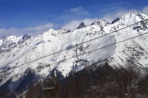 화창한 날에는 체어 리프트와 스노우 마운틴이 있는 스키 리조트 0명에 대한 스톡 사진 및 기타 이미지 0명 겨울 공중